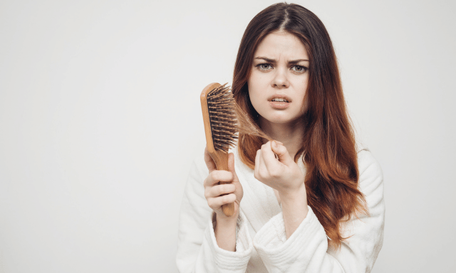 ¿Cuánta cantidad de caída del pelo al día es normal? – Síntomas ...